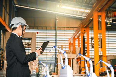 아시아 남성 엔지니어 공장 검사 와 로봇 Ai 기계 지원 생산 엔지니어 산업 그녀는 헬멧 여성 작업 금속 작업 제어 산업에서 자동차 플라스틱 공장에서 착용 로봇에 대한 스톡