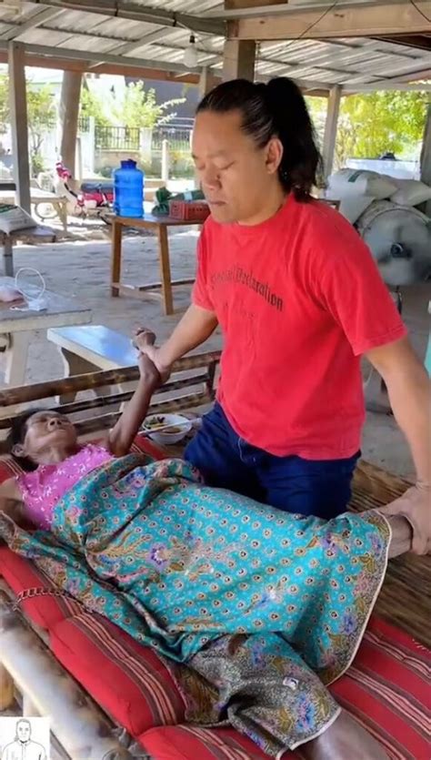 หมอนวดช่วยคุณยาย หลังค่อมโก่งเดินตัวงอ นวดเสร็จเดินหลังตรงปร๋อเลย