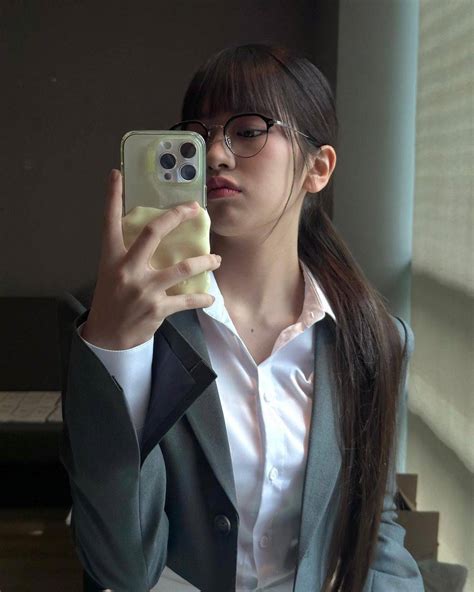 안경쓰고 오피스룩 입은 안유진 비주얼  인스티즈instiz 이슈 카테고리