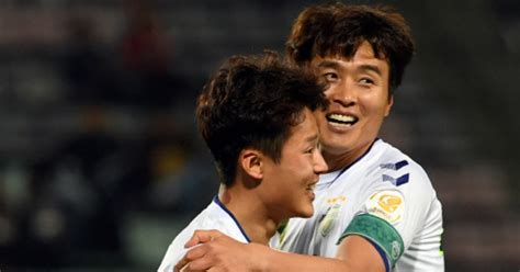 전북현대 손준호 이동국 축하 받으며 포토