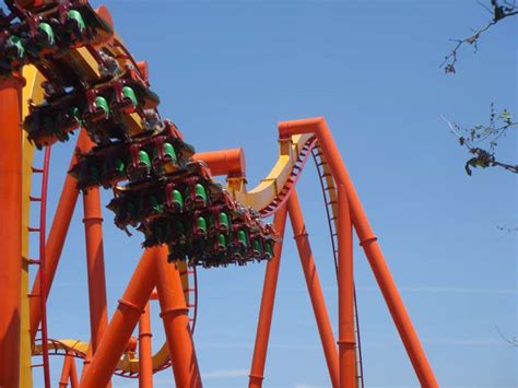 Assentos Magicos De Montanha Tatsu Six Flags