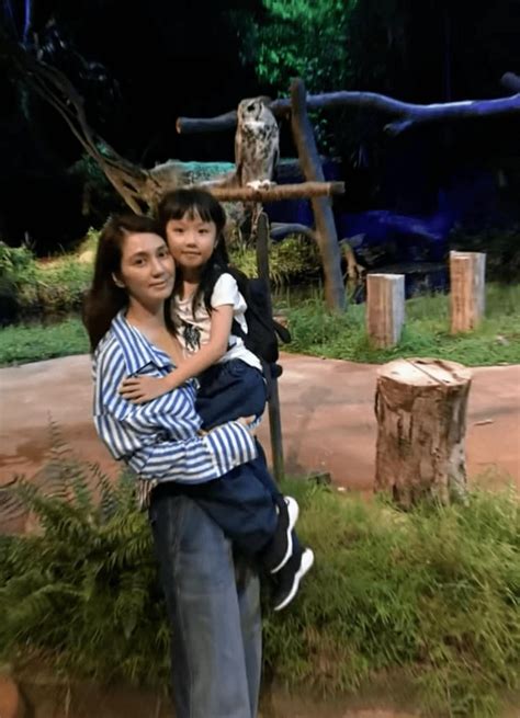 没使用滤镜，洪欣肤色暗黄满是憔悴和疲态，跟普通阿姨都差不多！化妆状态照片