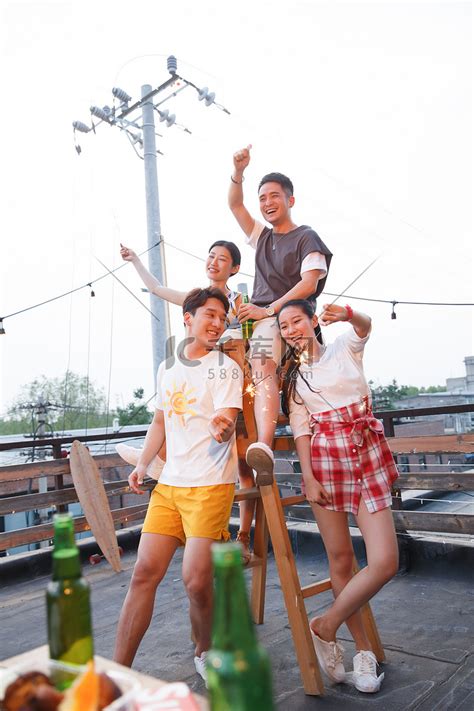 青年人聚会高清摄影大图 千库网