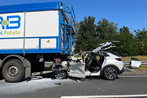 Auto Klem Onder Vrachtwagen Na Ongeval Op Snelweg 112brabant