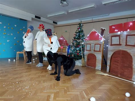 Predstava Trije SneŽaki Kranjski Vrtci