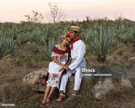 Joven Pareja En Vestido Tradicional Mexicano Foto De Stock Y Más Banco