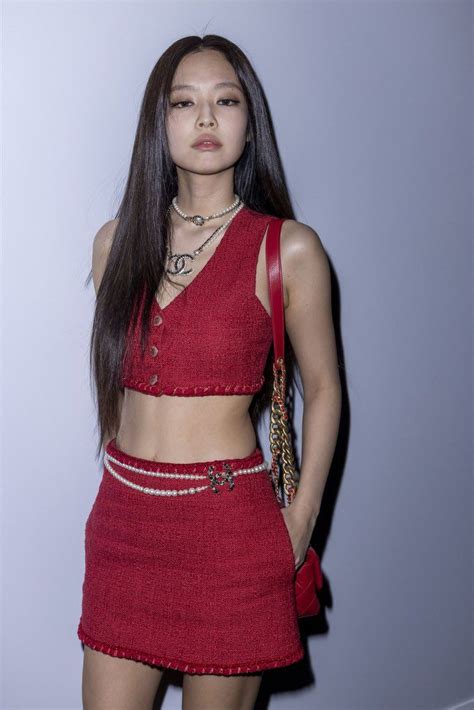 Blackpink Look At The Photos Of Jennie On Paris Fashion Week