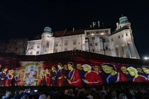 Korona I Państwo 1000 Lat Królestwa Monumentalne Iluminacje Na Murach Wawelu Rmf 24