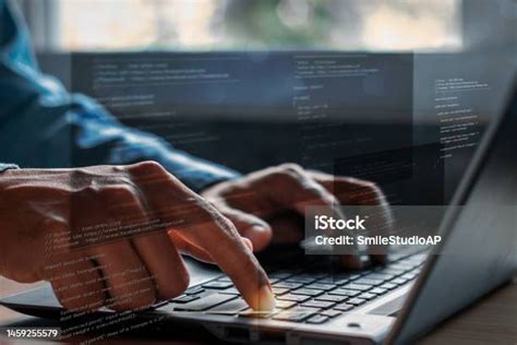 디지털 기술 소프트웨어 개발 개념 코딩 프로그래머 가상 화면에서 회로 기판 및 자바스크립트가 있는 노트북에서 작업하는 소프트웨어 엔지니어 사물 인터넷 Iot 소프트웨어