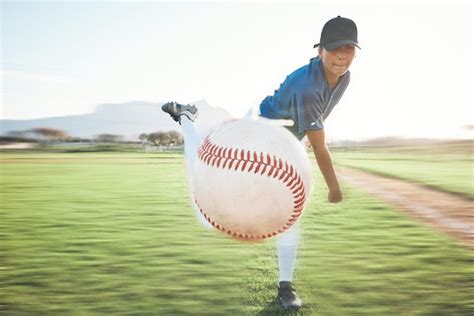 Persona Que Juega Béisbol Y Lanza Una Pelota Al Aire Libre En Un Campo Deportivo Para