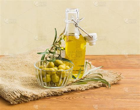 橄榄油，绿橄榄和橄榄枝