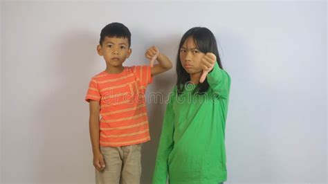 Hermano Y Hermana Lindos Aislados De Fondo Blanco Imagen De Archivo