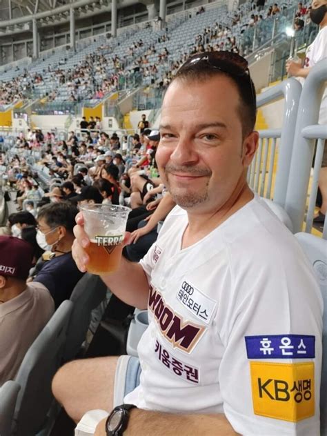 Whats The Difference Beer On Tap Vs Draft Or Bottle Daddy Simply