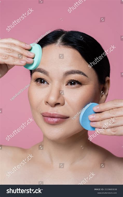 아시아 여성 벌거벗은 어깨 분홍색에 홀린 스톡 사진 Shutterstock