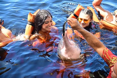 Isabelle Nogueira Leva Famosos Para Tomar Banho De Rio Com Botos Na