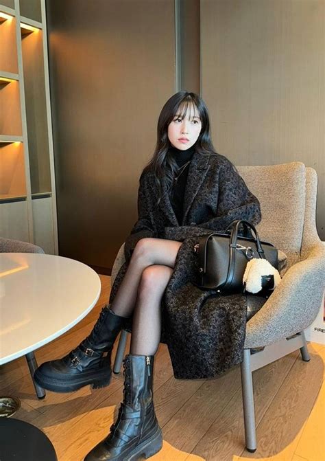 패션엔 트와이스 미나 터틀넥과 코트의 세련된 조합 부티나는 올드머니룩의 정석