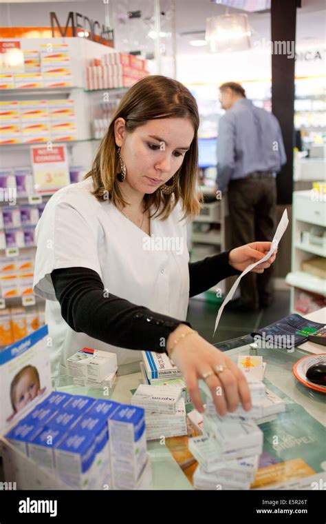 Hilfskrafte Assistent Innen Fotos Und Bildmaterial In Hoher Auflösung