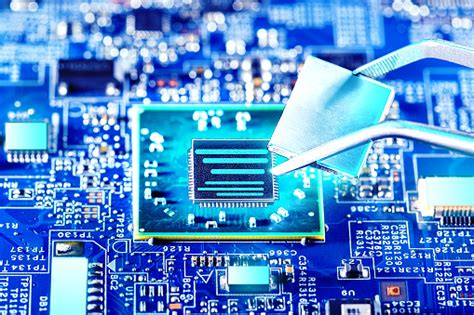 기술자가 Cpu 마이크로프로세서를 마더보드 소켓에 연결합니다 Cpu에 대한 스톡 사진 및 기타 이미지 Cpu 계산 장치 공학 Istock