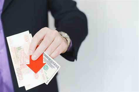 금융 위기 개념 손에 돈 청구서 국가 통화의 가을의 화살표 기호 러시아 루블과 미국 달러 사이의 환율 변동 경제에 대한 스톡 사진 및 기타 이미지 Istock