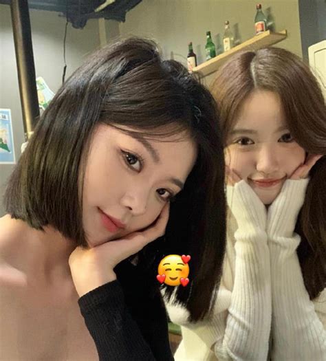 吕珊发日常分享美照，桌上的玫瑰花格外显眼，买花的人还真浪漫 哔哩哔哩