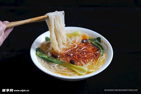 酸辣手工空心挂面摄影图传统美食餐饮美食摄影图库昵图网