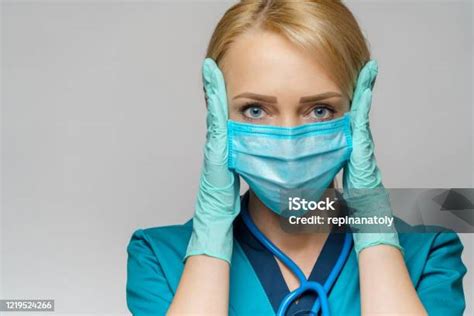 보호 마스크와 고무 또는 라텍스 장갑을 착용 하는 의료 의사 간호사 여자 두통과 스트레스 간호사에 대한 스톡 사진 및 기타