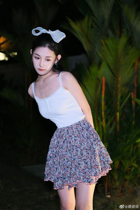 一下 today Jiang Yiyi enjoying Thailand Entertainment China Beauty Pretty