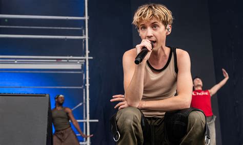 Troye Sivan Opens Tour By Performing Oral Sex On Microphone Dk