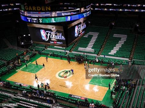 Golden State Warriors T Shirts Photos And Premium High Res Pictures Getty Images