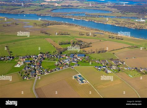 Luftbild Wohngebiet Ortsansicht Ortsteil Werrich Am Fluss Rhein Und