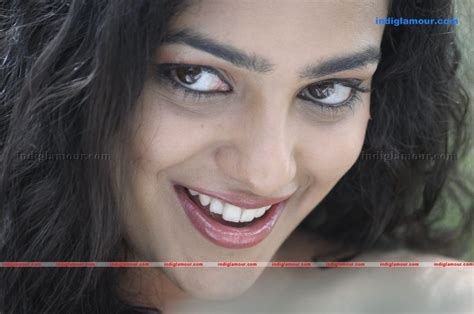 Nithya Menon Actress Photoimagepics And Stills 131121