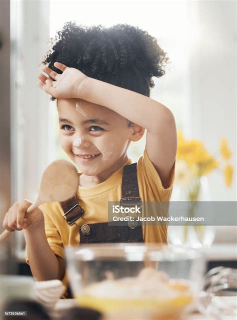 부엌에 있는 아이 얼굴에 나무 숟가락과 케이크 가루로 베이킹 아침 식사나 쿠키를 만드는 작은 제빵사 배우고 요리하고 행복한 소년 요리사는 집에서 믹싱 볼 도구 아침에 미소를