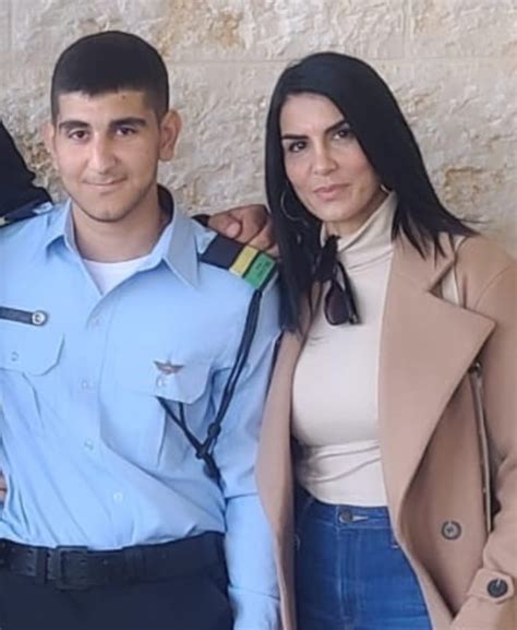 בן יקר מזל טוב לרגל 19 שנים אאחל לך חיים מאושרים שביום הולדתך יעטפו אותך בברכות שיהיה לך המון