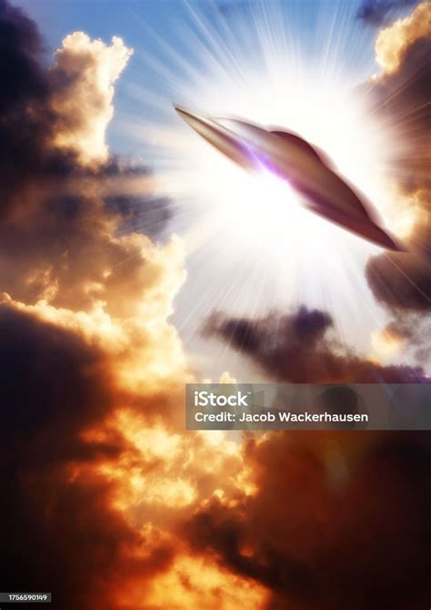 Ufo 외계 우주선과 하늘의 구름 속도와 성간 운송 공상 과학 또는 공포 Uap 우주선 빠른 비행 접시 및 외계 기술로 우주 은하 또는 세계에서 우주 여행 0명에 대한 스톡