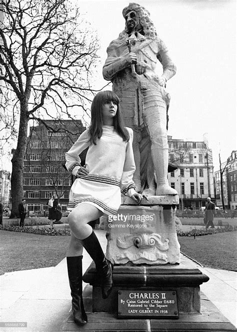 Le Mannequin Chrissie Shrimpton Présente Une Tenue De La Collection