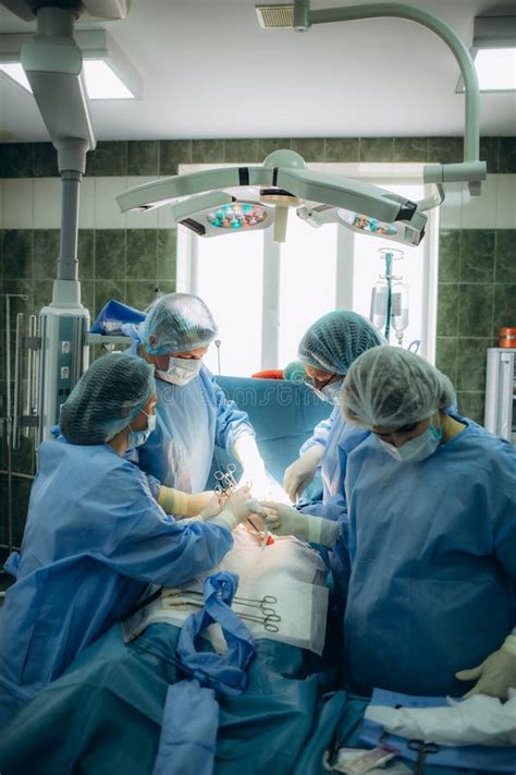 Equipo Quirúrgico Que Realiza Operaciones Quirúrgicas. Médico Que Realiza Cirugía Con Equipo ...