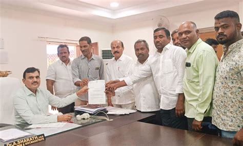 సమస్యల పరిష్కారం కోసం కలెక్టర్‌ను కలిసిన చింతా ప్రభాకర్ Mana Telangana