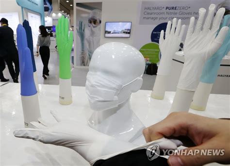의료용 장갑 착용 시연 연합뉴스