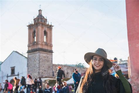 Chica Aventurera Explorando La Ciudad Mágica De Tlalpujahua México Ella Sonríe Mientras