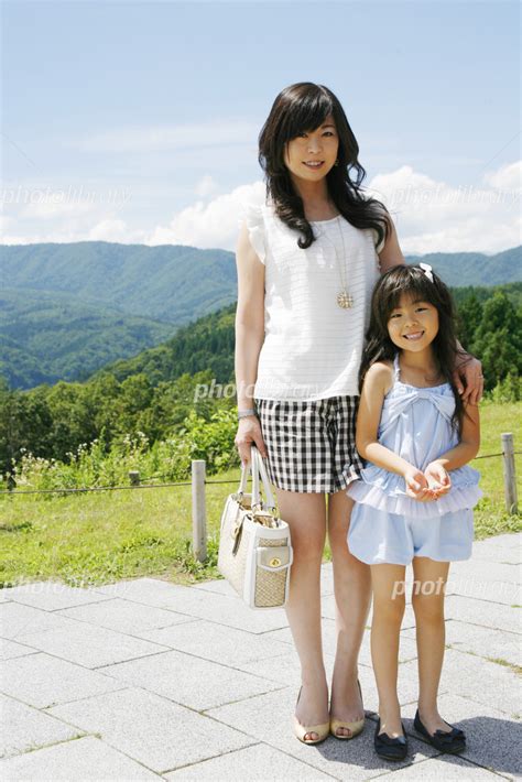 夏の山と親子母娘 写真素材 フォトライブラリー photolibrary