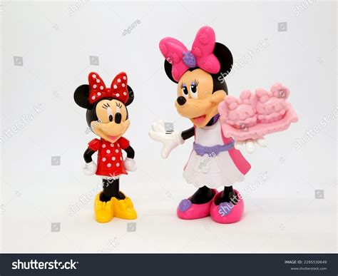 Daisy Duck And Minnie Mouse Cake