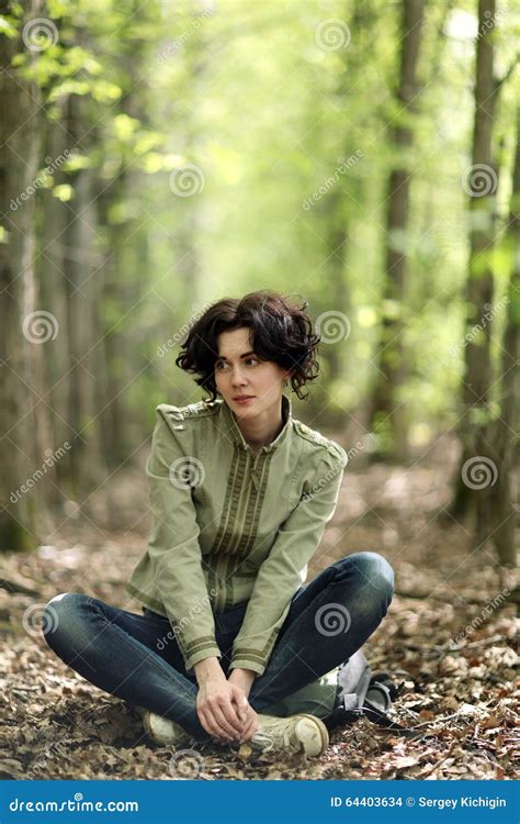 Riposo Turistico Della Ragazza Nella Foresta Fotografia Stock Immagine Di Abbastanza Posa