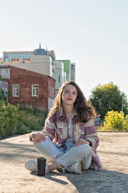 Hermosa Chica Sonriente En La Calle En La Ciudad Emociones Positivas Felicidad Y Alegr A Foto