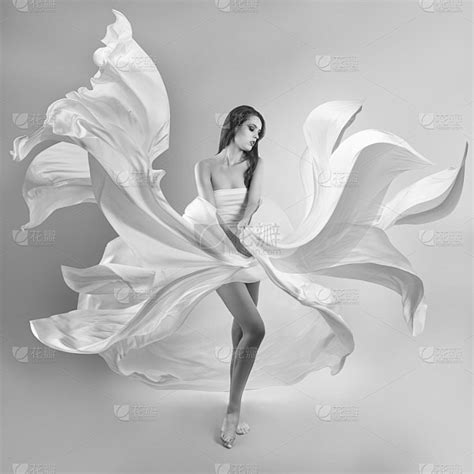 穿着飘逸的白裙子的漂亮女孩。飘逸的面料