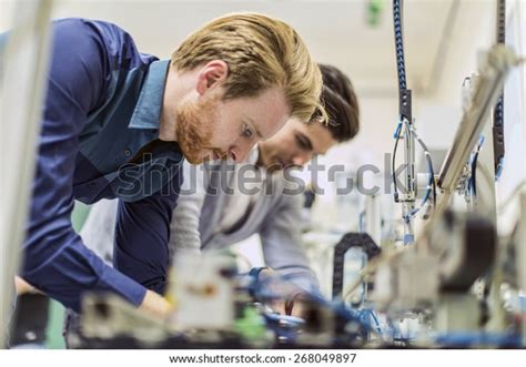 2 Thousand Electronic Assembly Problems Royalty Free Images Stock