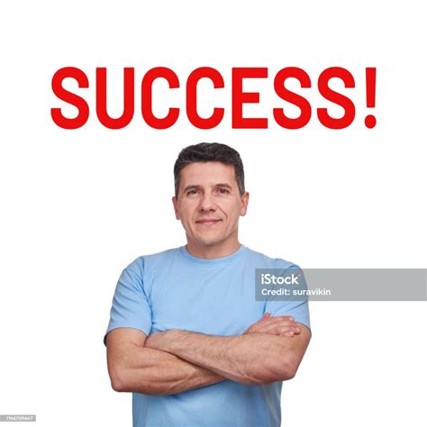 접힌 팔과 단어의 성공을 가진 파란 비공식 T셔츠를 착용 하는 초상화 잘생긴 남자 50 54세에 대한 스톡 사진 및 기타 이미지 50 54세 T 셔츠 갈색 머리