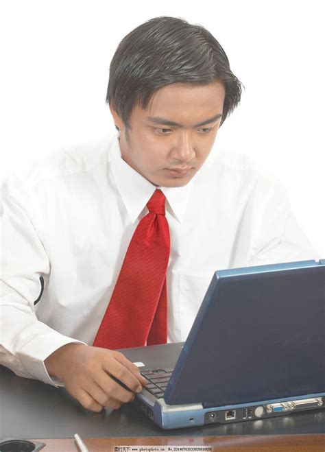 办公室工作人员使用一台笔记本电脑图片电子设备金融科技 图行天下素材网