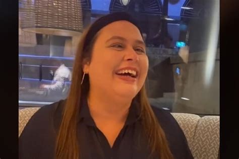 Slepa Devojka DoŠla U Restoran Da Proslavi RoĐendan Osoblje Joj Priredilo Iznenađenje O