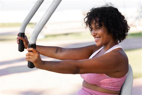 Seitenansicht Smiley Frau Training Im Freien Kostenlose Foto