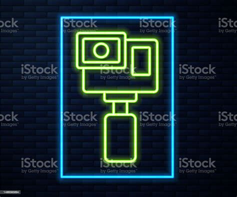 빛나는 네온 라인 액션 익스트림 카메라 아이콘은 벽돌 벽 배경에 분리되어 있습니다 익스트림 스포츠 촬영을 위한 비디오 카메라 장비 벡터 0명에 대한 스톡 벡터 아트 및 기타